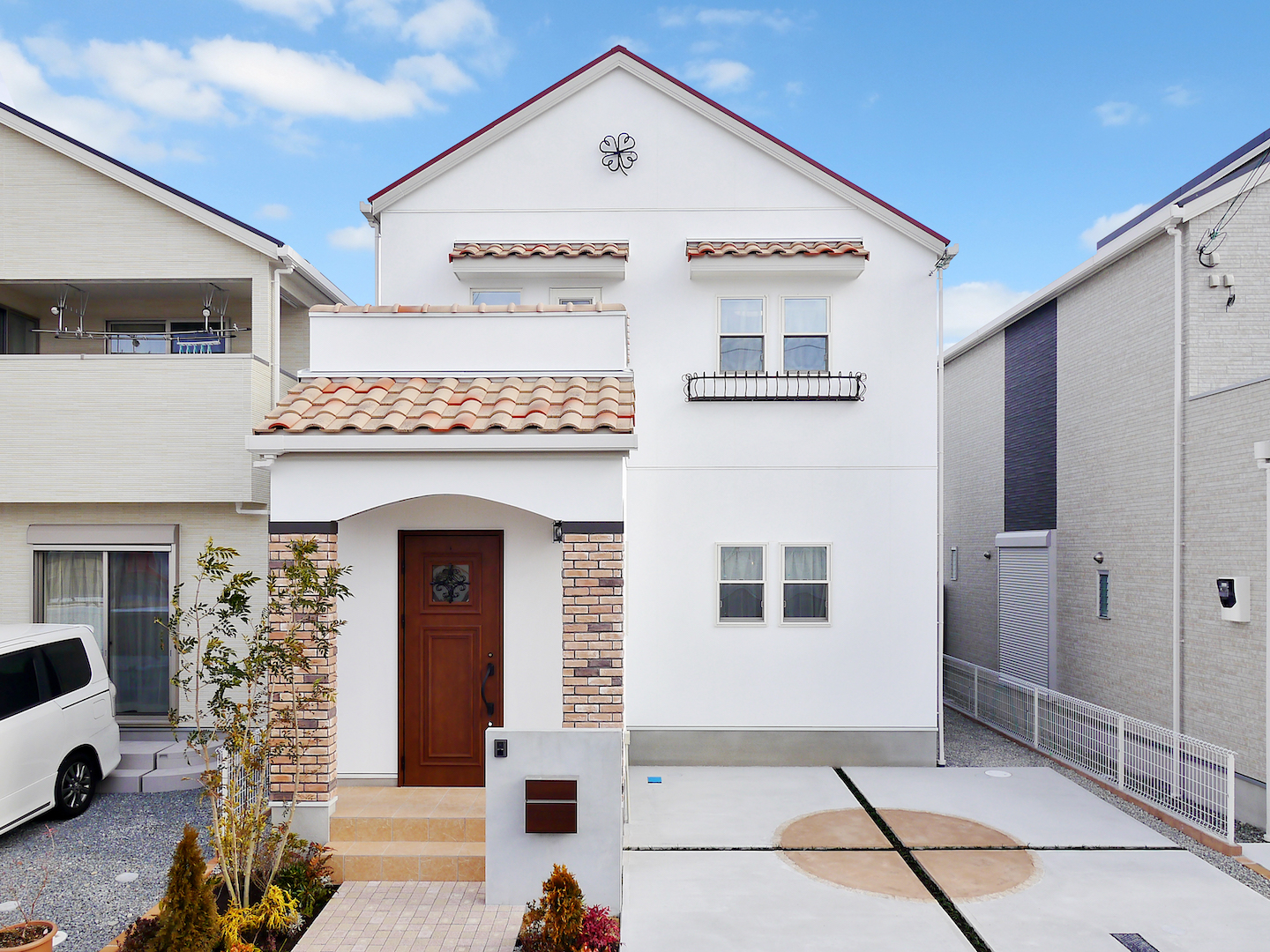 【施工事例】光熱費がゼロに近づくZEH住宅のモデルハウスが京口駅前に完成！プロヴァンスな外観が自慢です♪｜ヤング開発オフィシャルブログ